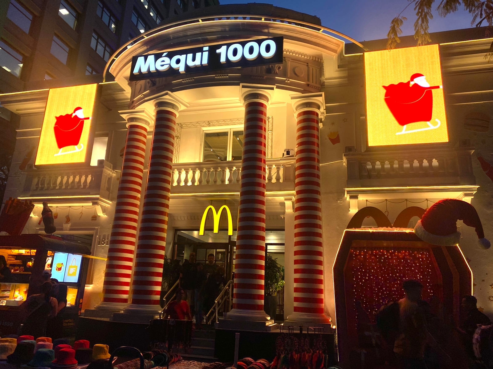 Já é Natal no Méqui 1000! Confira a linda decoração especial. - Arcos ...